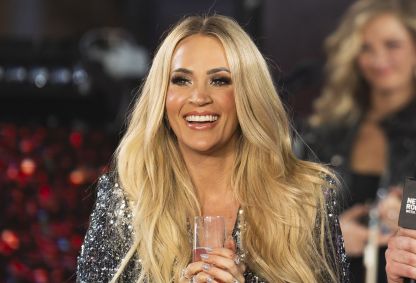 Carrie Underwood muda visual e revela cor natural dos cabelos; veja ...