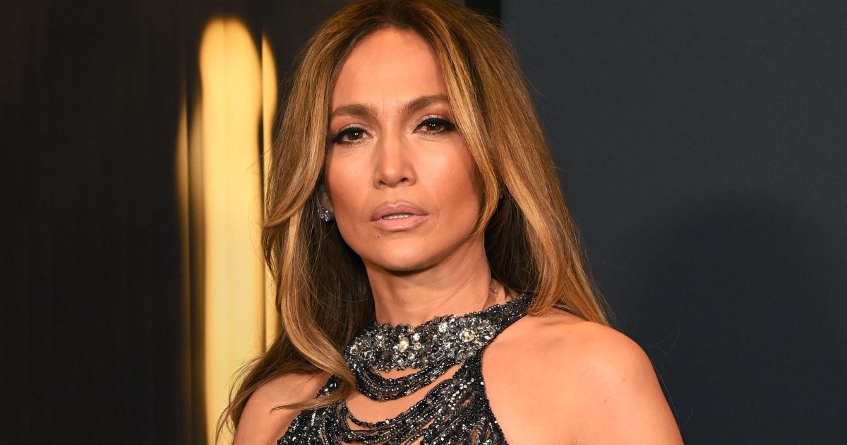 Inseto gigante sobe em Jennifer Lopez durante show; veja reação da ...