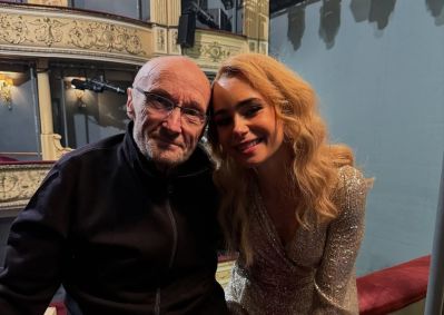 Phil Collins completa 74 anos e ganha homenagem da filha, Lily Collins ...