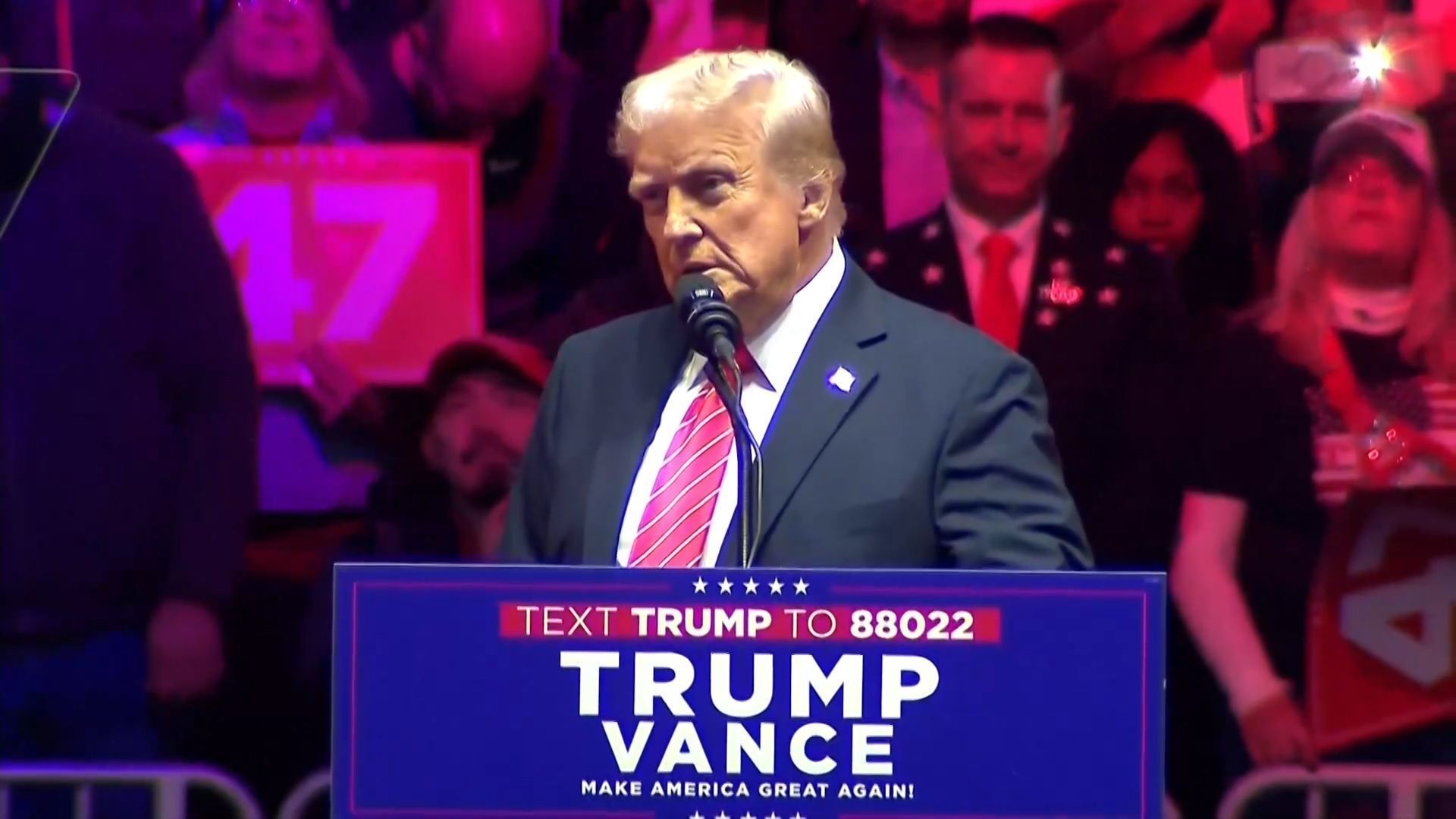 Donald Trump celebra vitória em último comício antes da posse em ...