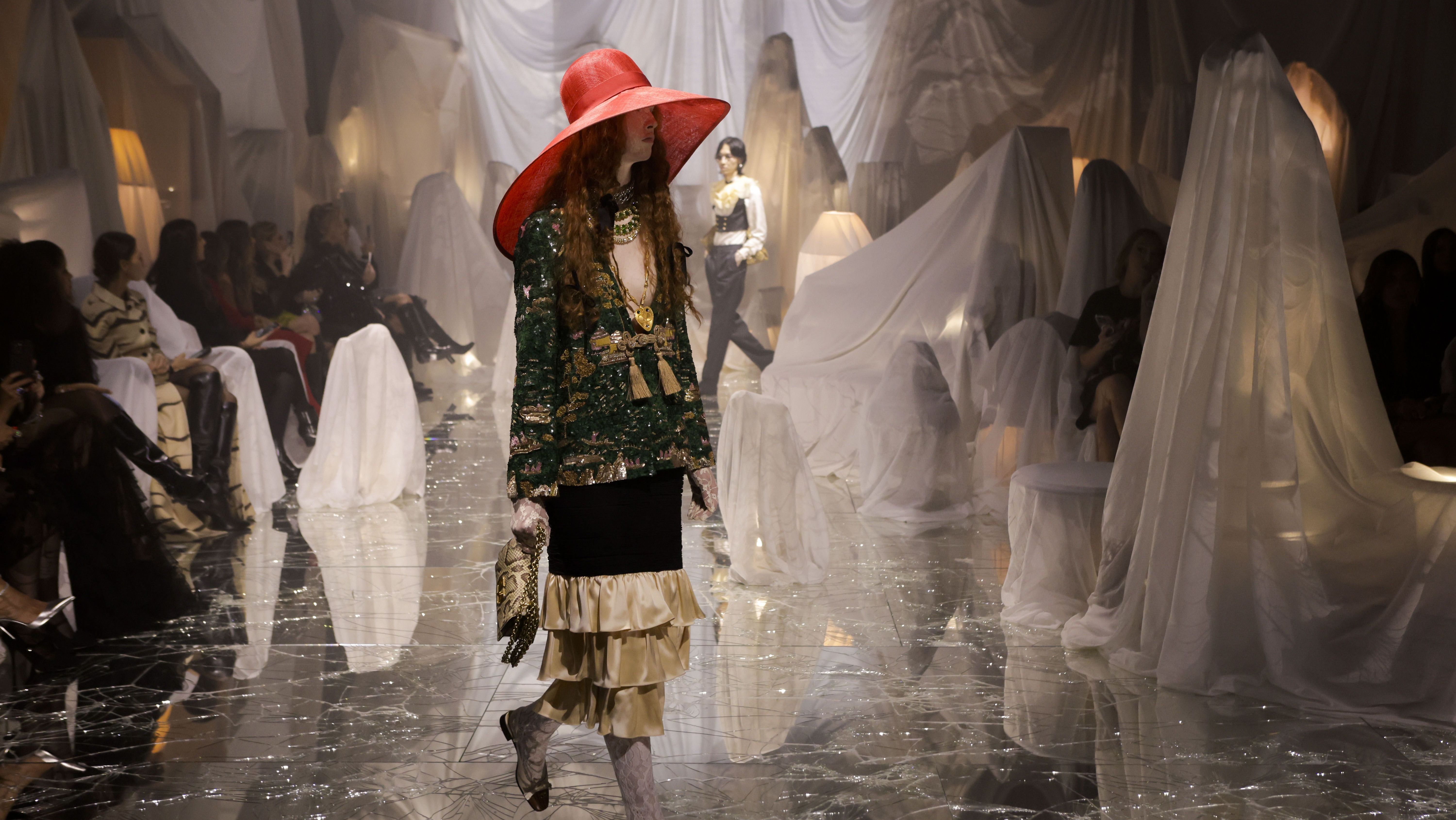 Adeus minimalismo! Conheça o novo movimento maximalista da moda | CNN ...