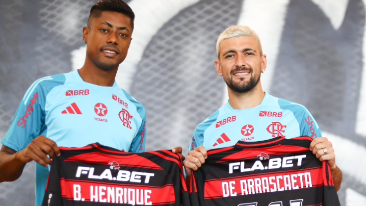Arrascaeta e Bruno Henrique são homenageados no Flamengo | CNN Brasil