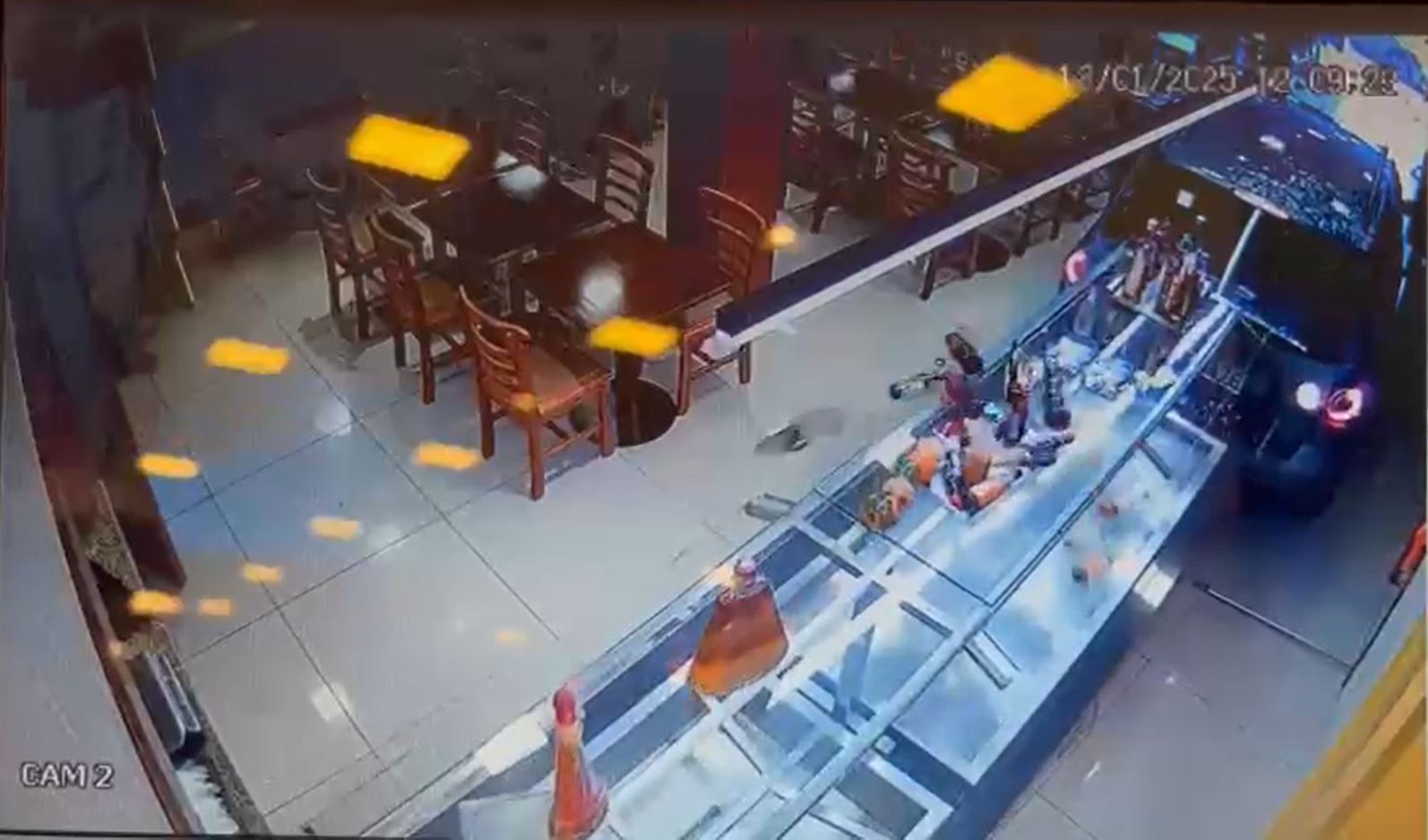 Vídeo Motorista Perde O Controle De Carro E Invade Restaurante No Rs