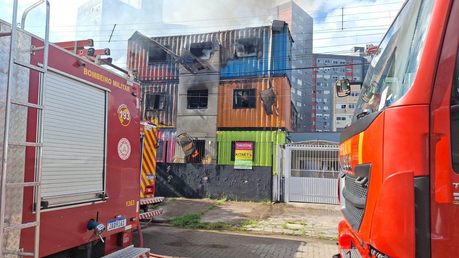Prédio feito de contêineres pega fogo em Porto Alegre | CNN Brasil