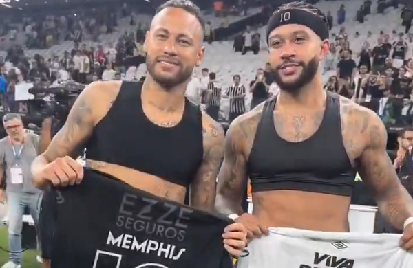 Neymar e Memphis Depay trocam camisas e chuteiras após clássico | CNN ...