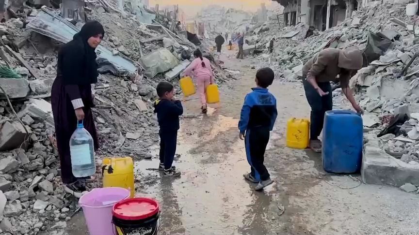 Palestinos em Gaza lutam contra escassez de água após retorno para o ...