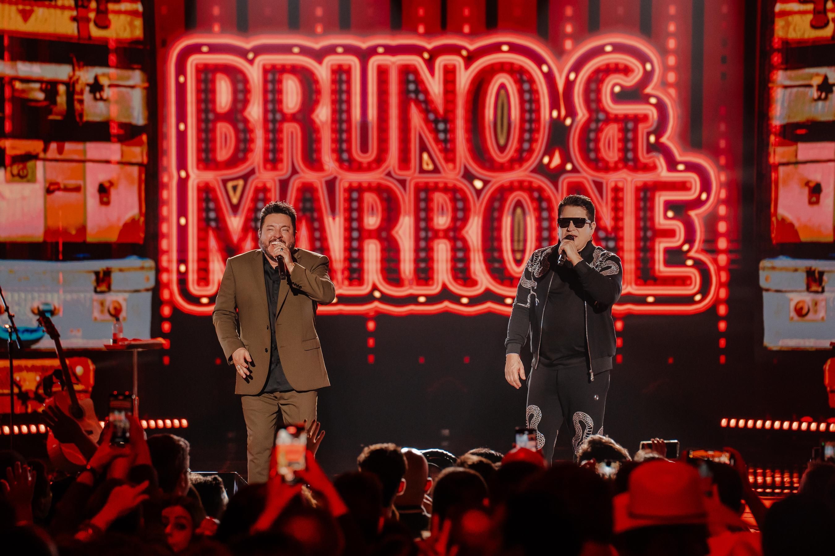 Marrone cai do palco durante show e Bruno assegura: "Está tudo certo ...