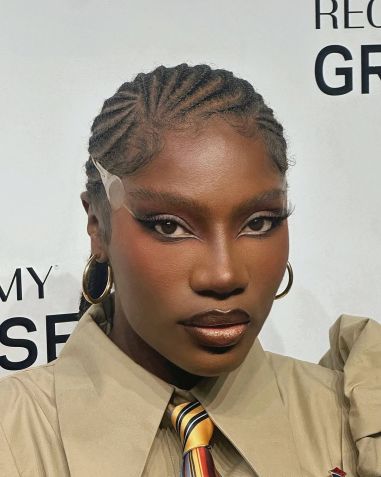 Face Taping é o truque de beleza favorito de Doechii; conheça | CNN Brasil