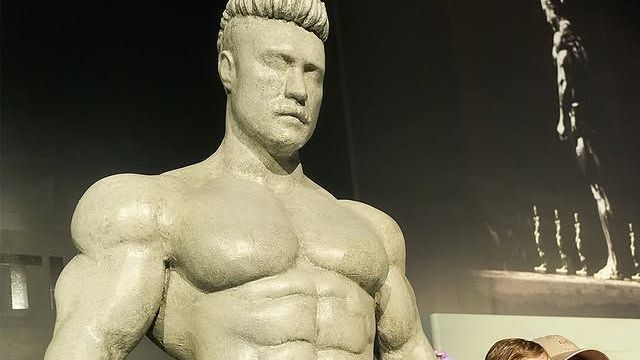 Cbum ganha estátua em evento com milhares de pessoas; veja | CNN Brasil