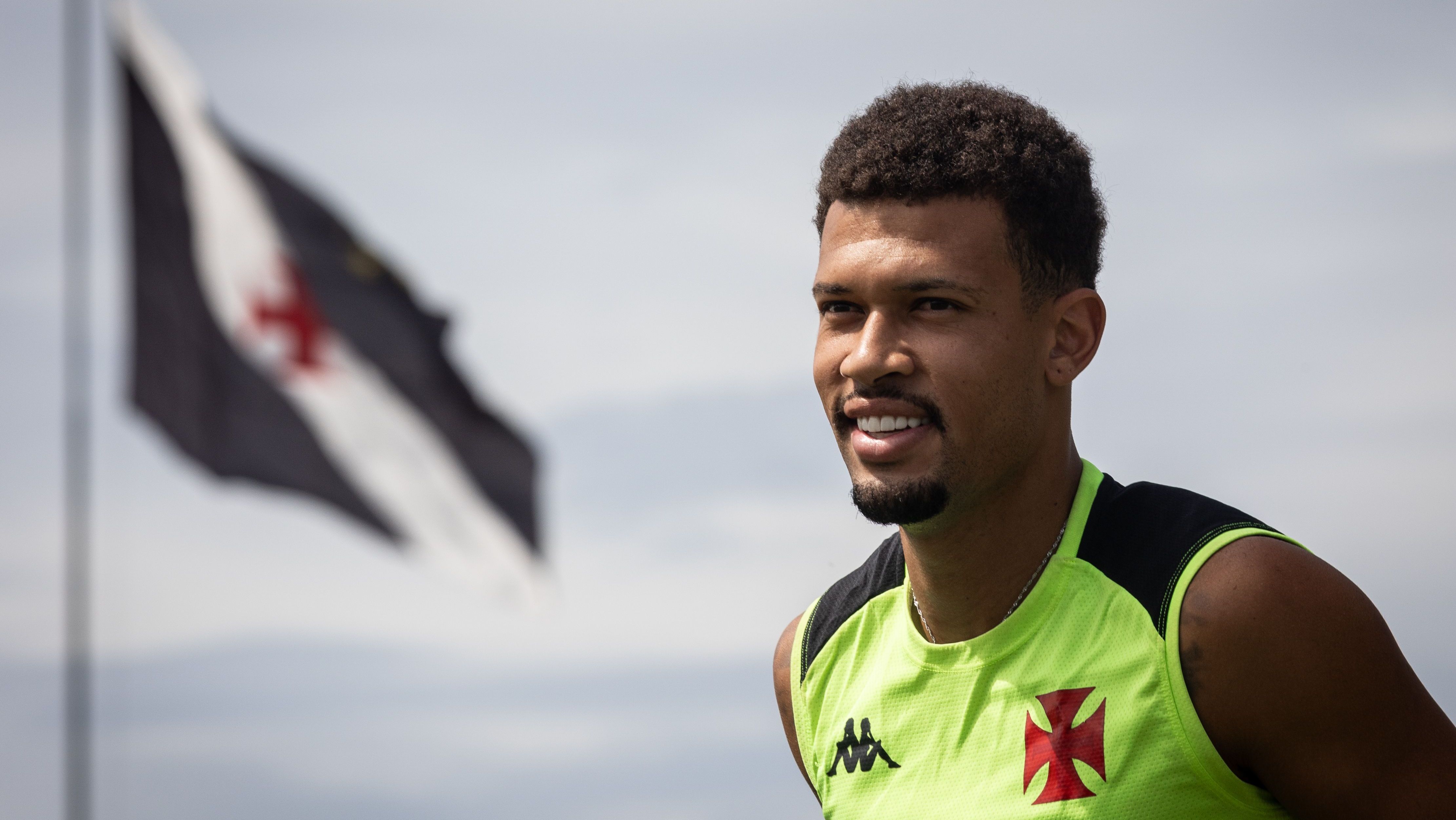 Cruzeiro faz proposta por zagueiro João Victor, do Vasco | CNN Brasil