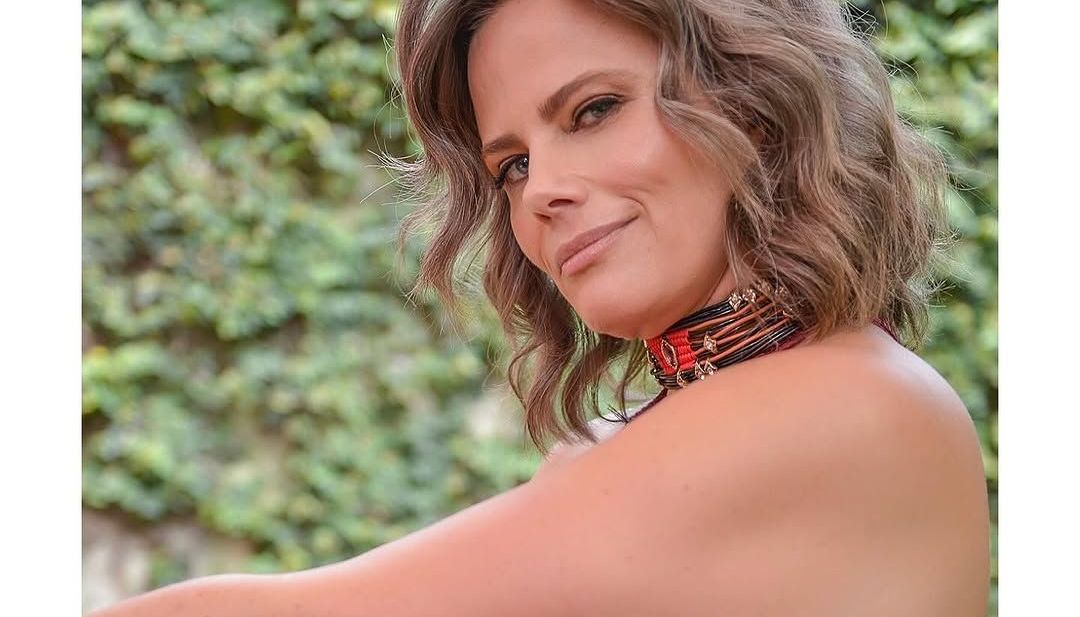 Maria Cândida posa de lingerie e reflete: "Corpos reais têm suas ...