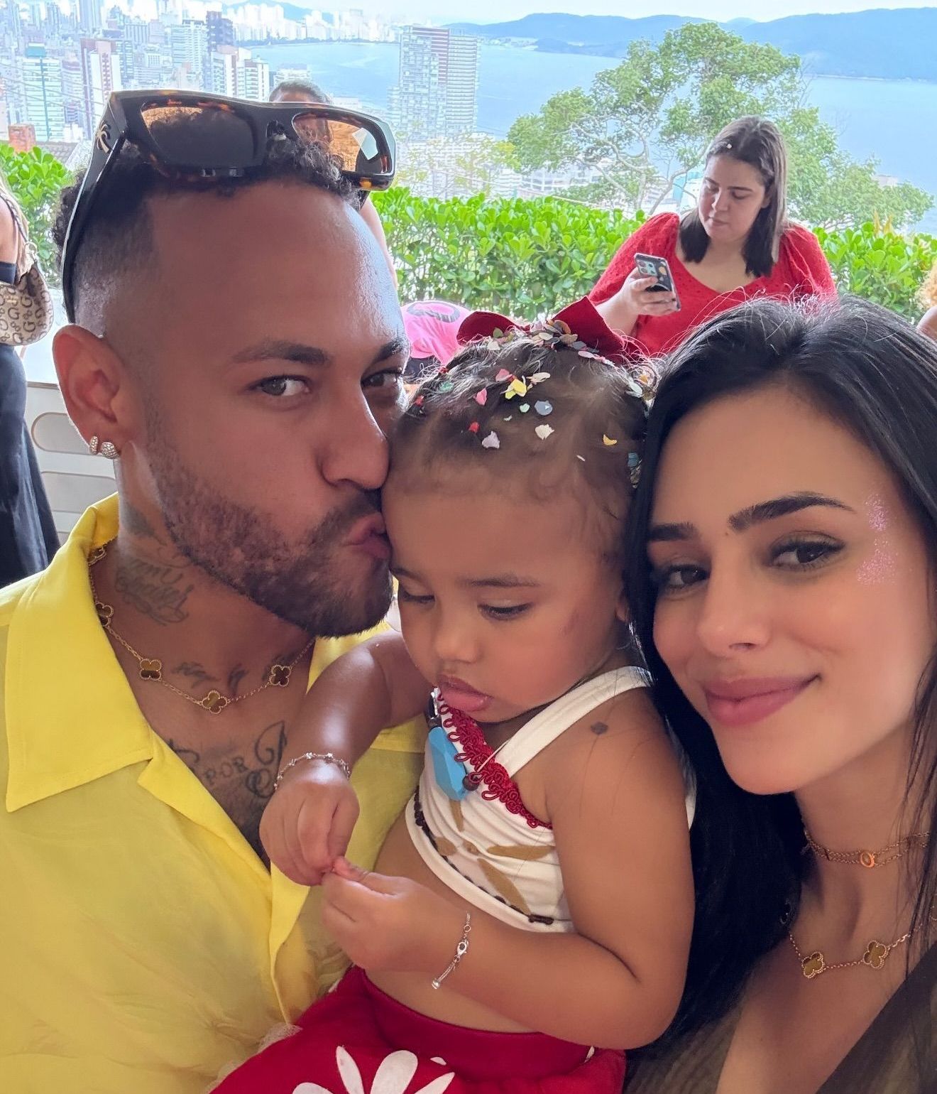 Grávida, Bruna Biancardi mostra momento fofo com Neymar e Mavie: "Nós 4" | CNN Brasil