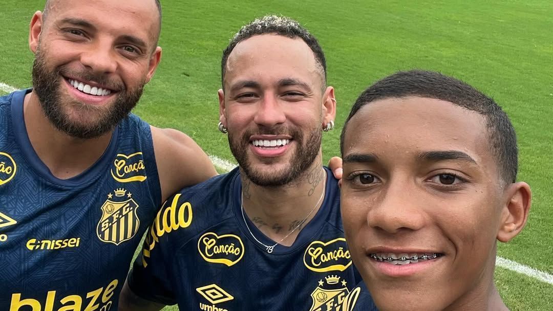 Neymar tira foto com filho de Robinho após treino do Santos | CNN Brasil