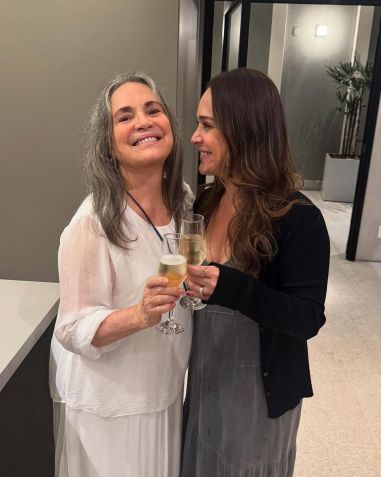 Regina Duarte comemora aniversário de 78 anos com a filha, Gabriela ...