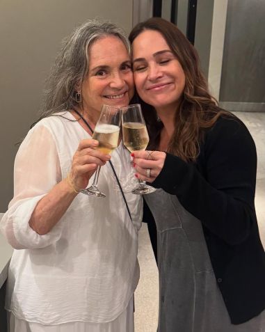Regina Duarte comemora aniversário de 78 anos com a filha, Gabriela ...