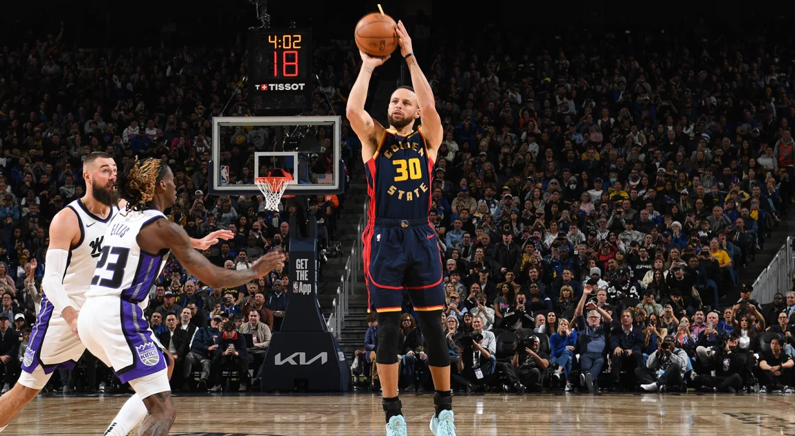 Curry se torna o primeiro a atingir 4 mil cestas de três pontos na NBA ...