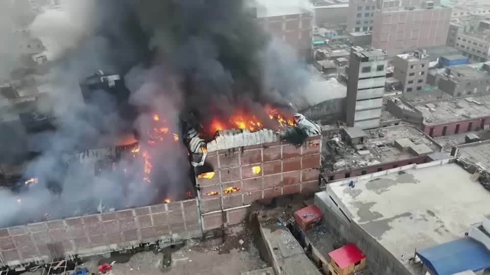 Grande incêndio atinge armazém clandestino no centro de Lima, no Peru ...