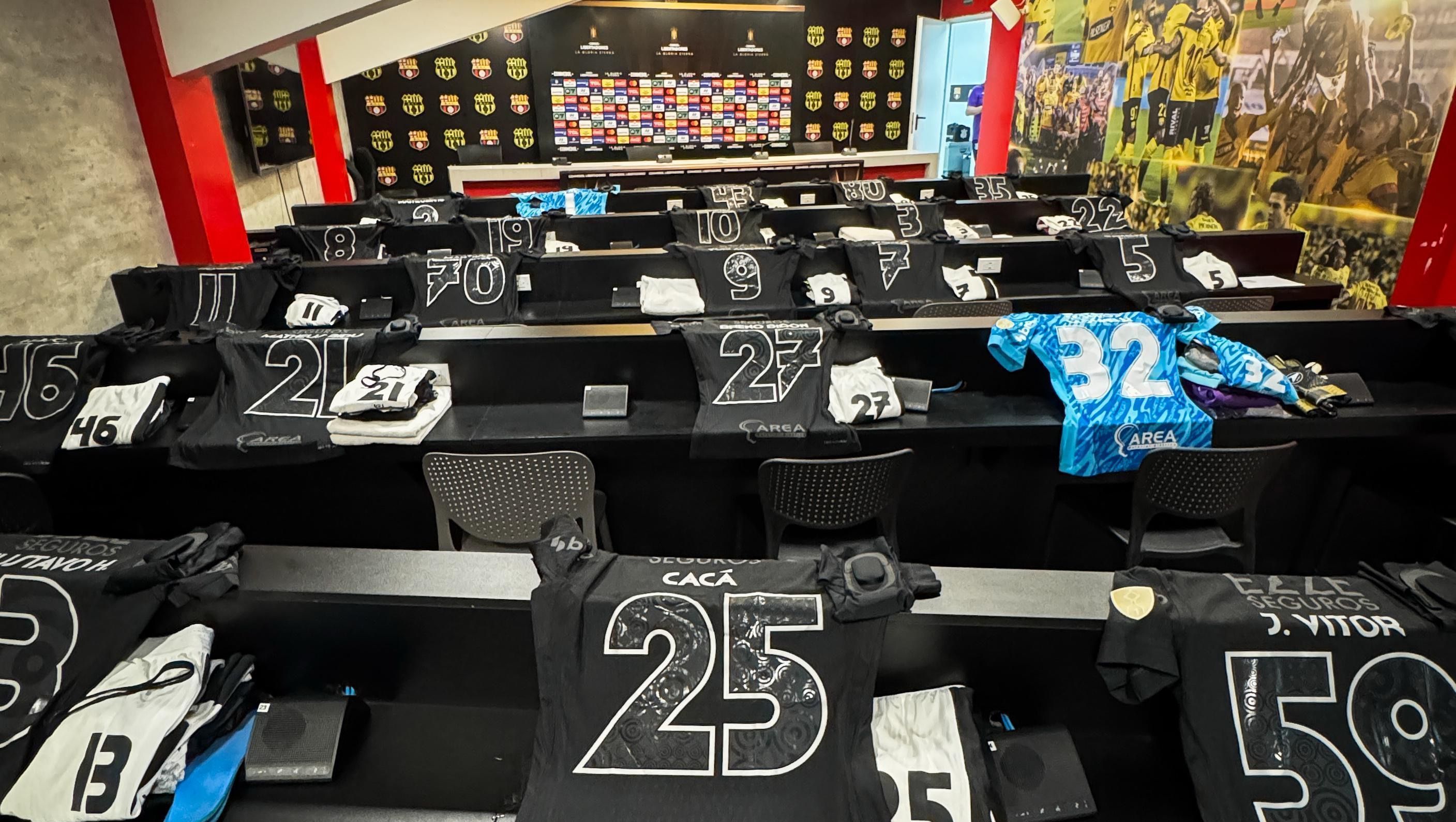 Vestiário do Corinthians alaga, e jogadores improvisam na sala de imprensa | CNN Brasil