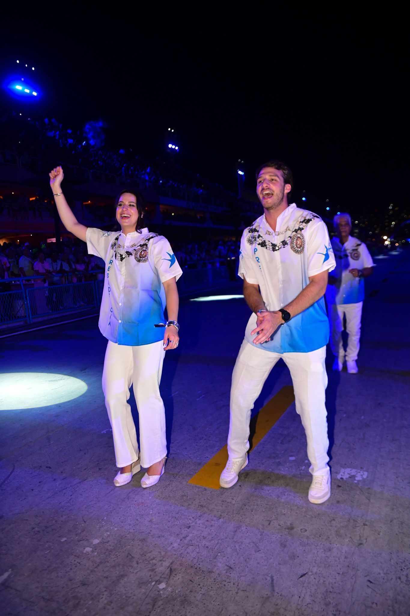 Filha de Claudia Raia curte desfile da Sapucaí com namorado | CNN Brasil