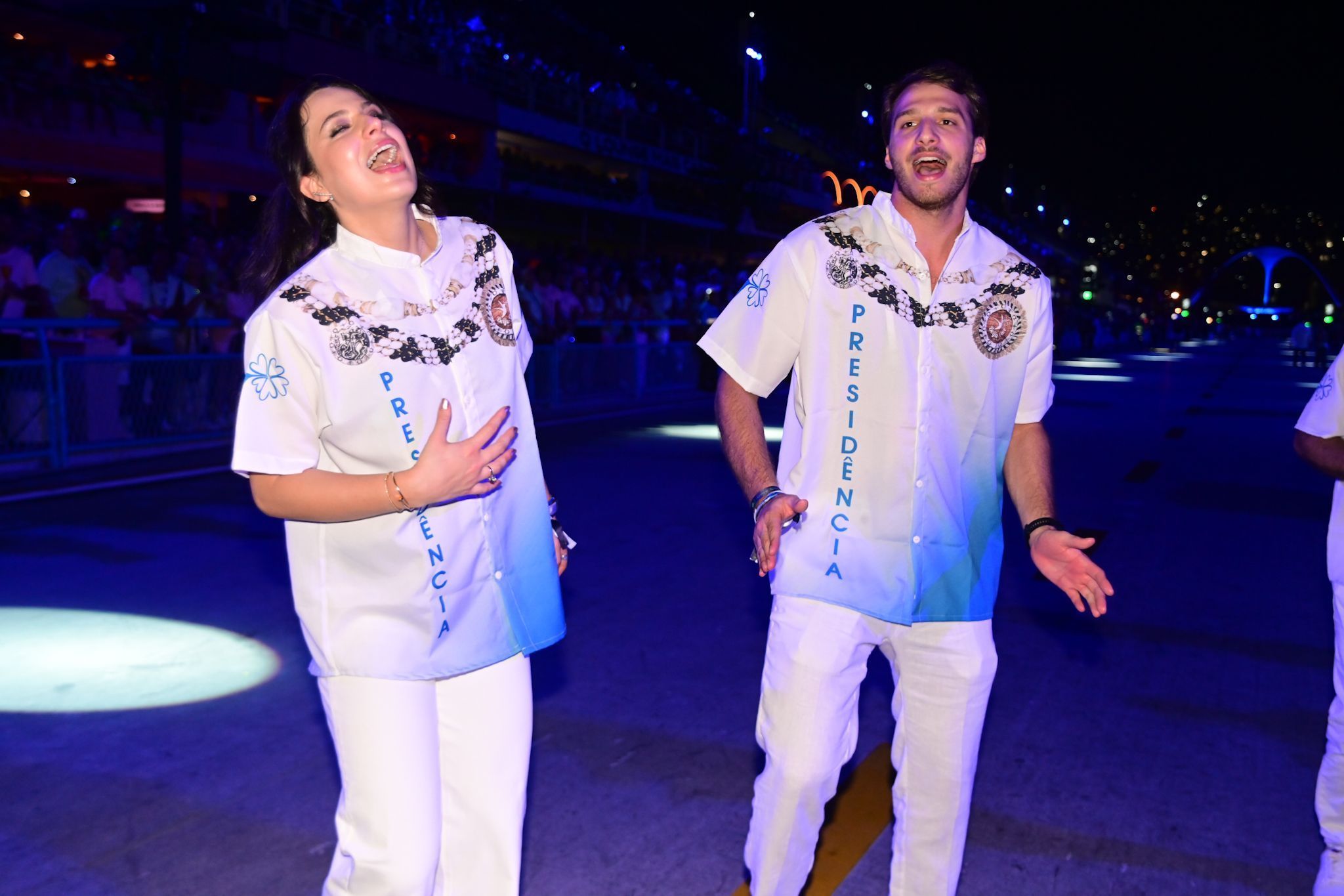 Filha de Claudia Raia curte desfile da Sapucaí com namorado | CNN Brasil
