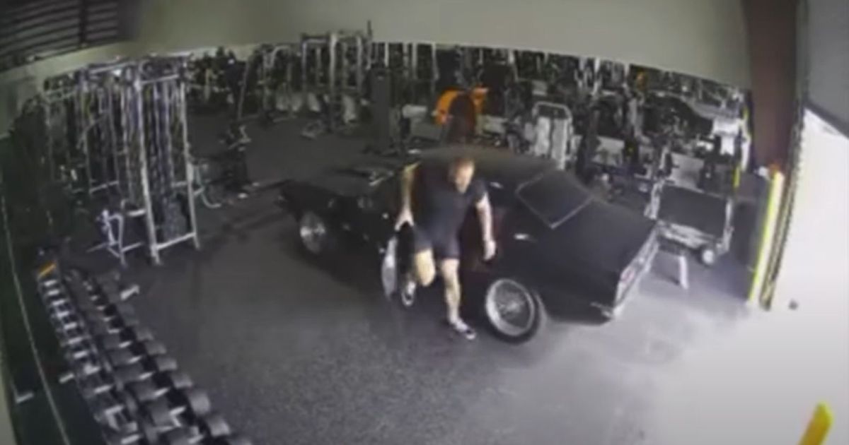 Cbum bate o carro dentro de academia, e vídeo viraliza; veja | CNN Brasil