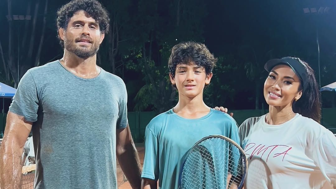 Danni Suzuki joga tênis com o ex-marido e o filho | CNN Brasil