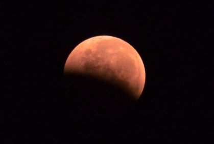 Eclipse com lua de sangue ocorreu na madrugada de sexta: confira imagens | CNN Brasil