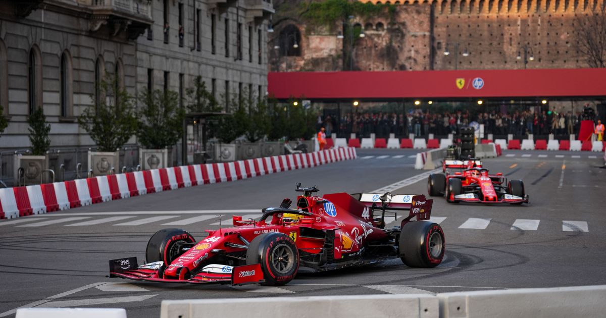Lewis Hamilton quase cai e assusta fãs da Ferrari; veja vídeo | CNN Brasil