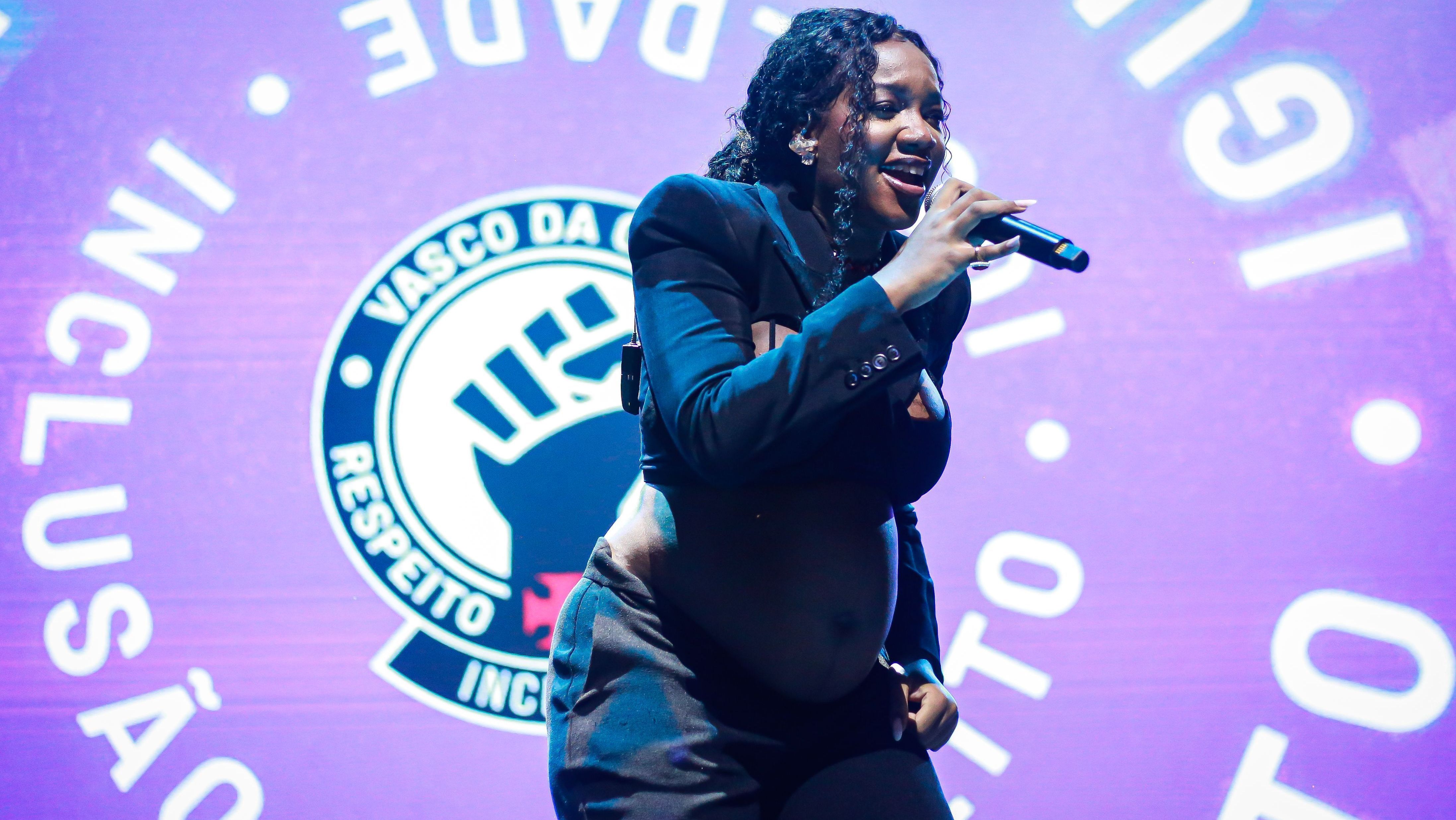 Torcedora ilustre do Vasco, cantora Iza faz tatuagem do clube; veja ...
