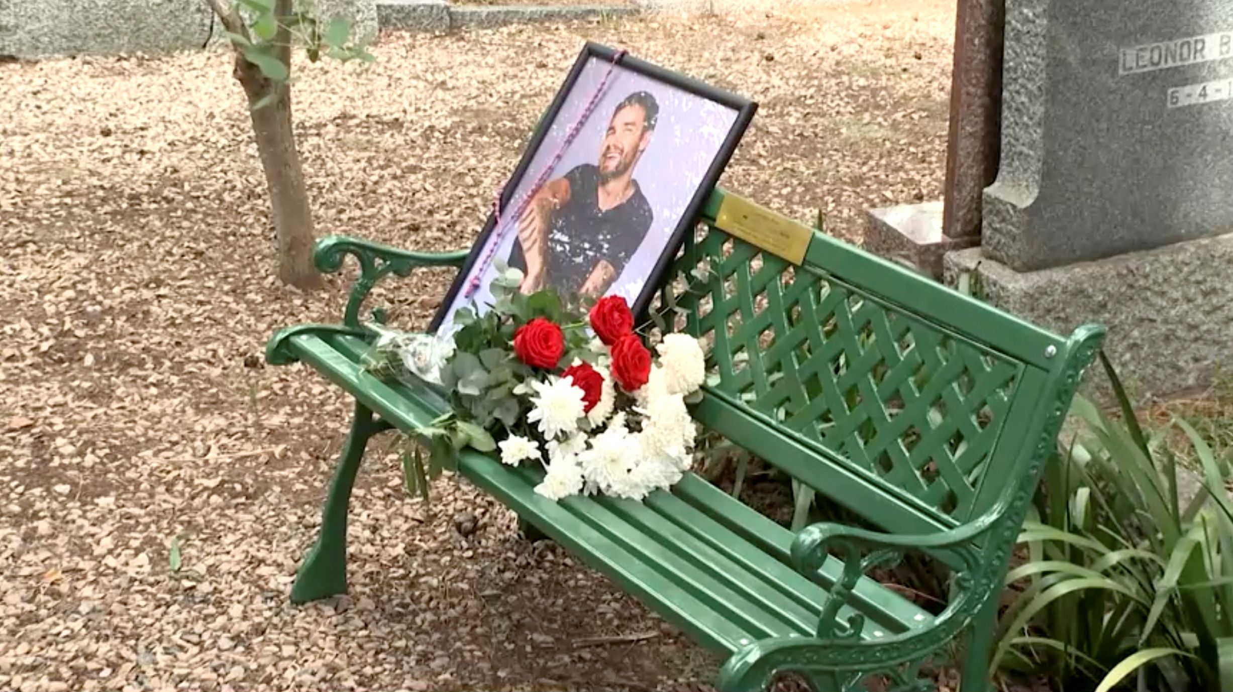 Fãs inauguram banco em homenagem a Liam Payne em cemitério de Buenos ...