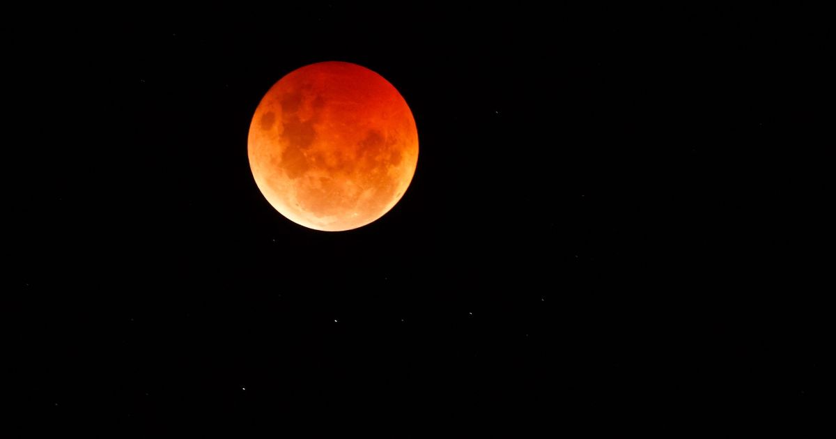 Lua de Sangue: por que a Lua fica vermelha durante o eclipse | CNN Brasil