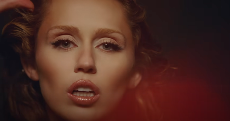 Miley Cyrus faz relato comovente sobre luta contra a dependência ...