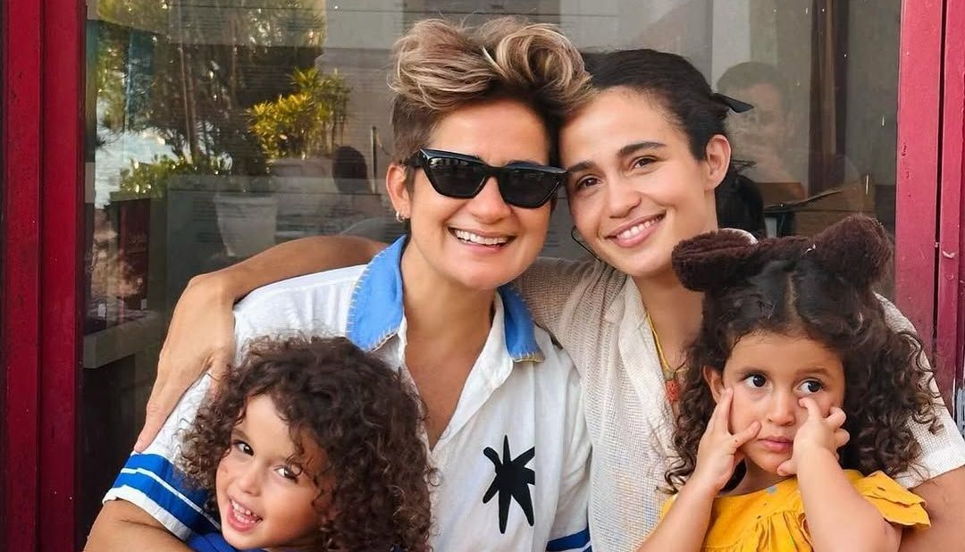Nanda Costa posa com esposa e filhas; veja | CNN Brasil