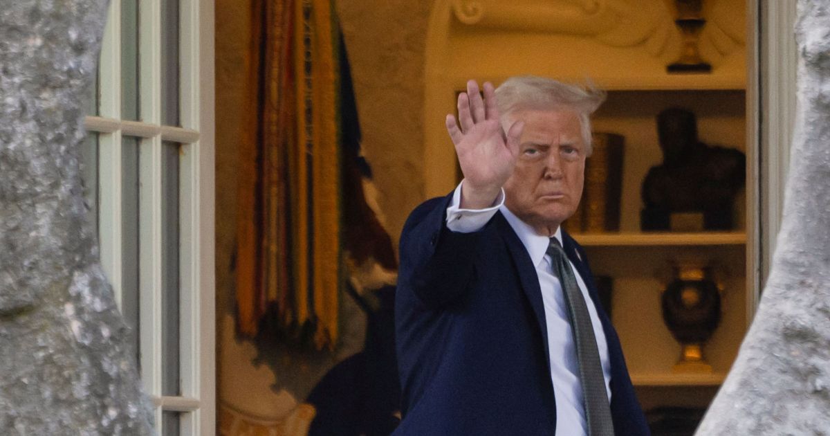 Trump assina ordem para iniciar fechamento do Departamento de Educação ...