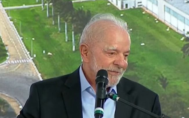 Lula usa curativo no rosto após passar por procedimento dermatológico ...