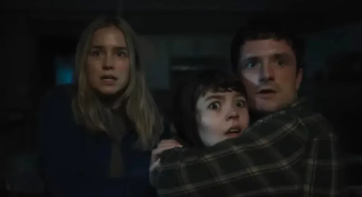 Comic Con: Josh Hutcherson é perseguido por robô de "5 Nights at Freedy ...