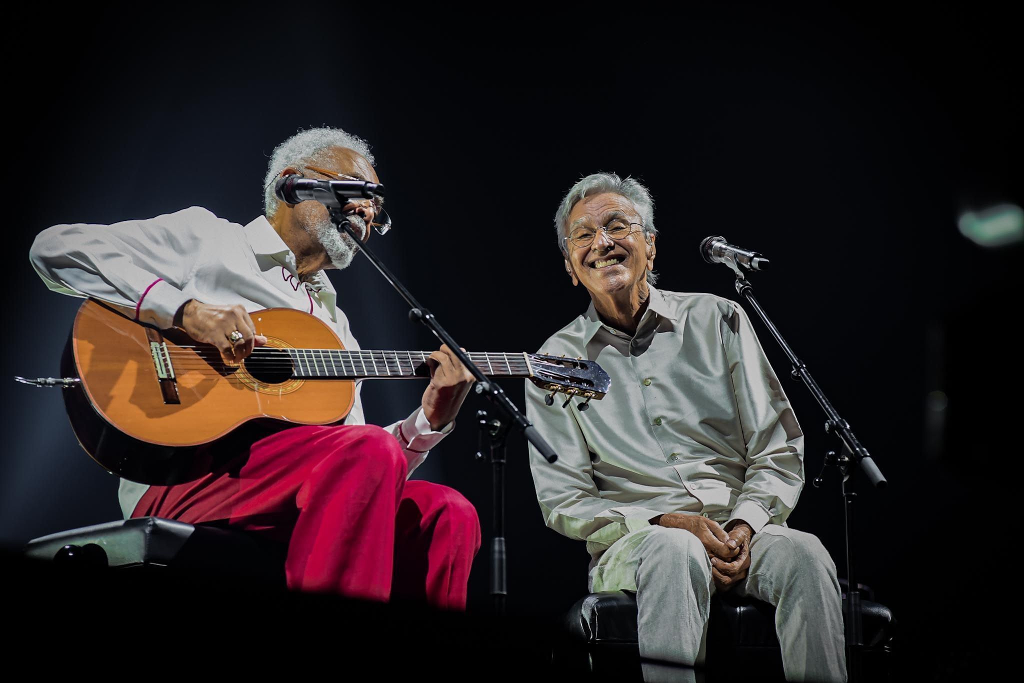 Caetano Veloso sobe ao palco e participa de show de Gilberto Gil ...