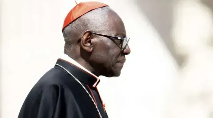 Quem é Robert Sarah, africano, negro e conservador cotado para ser papa ...