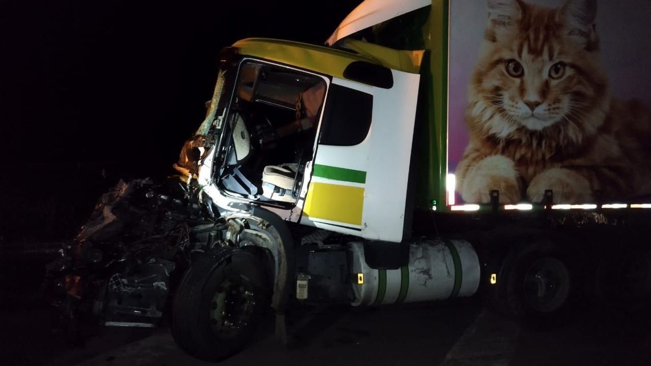 Engavetamento entre cinco carretas e um carro deixa uma pessoa morta no PR | CNN Brasil