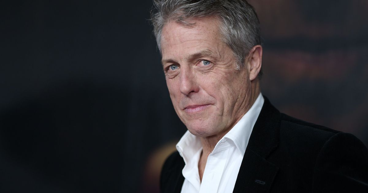 Hugh Grant é flagrado cochilando em partida de tênis; veja o momento ...