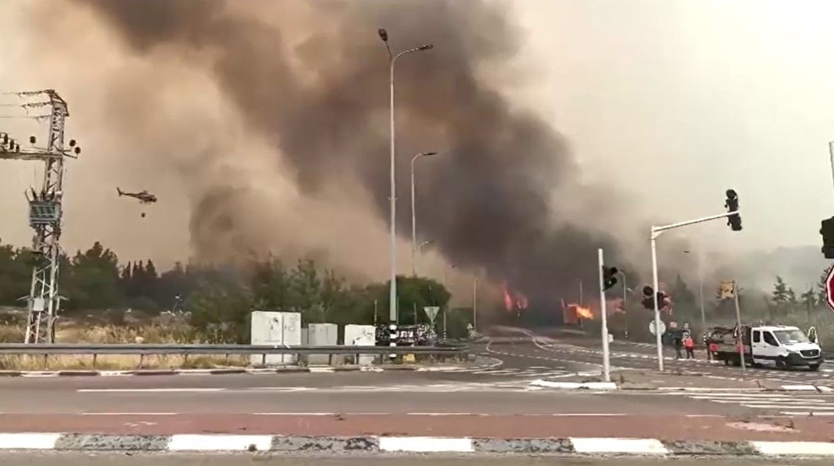 Incêndio "engole" rodovia em Israel forçando retiradas; veja vídeo ...