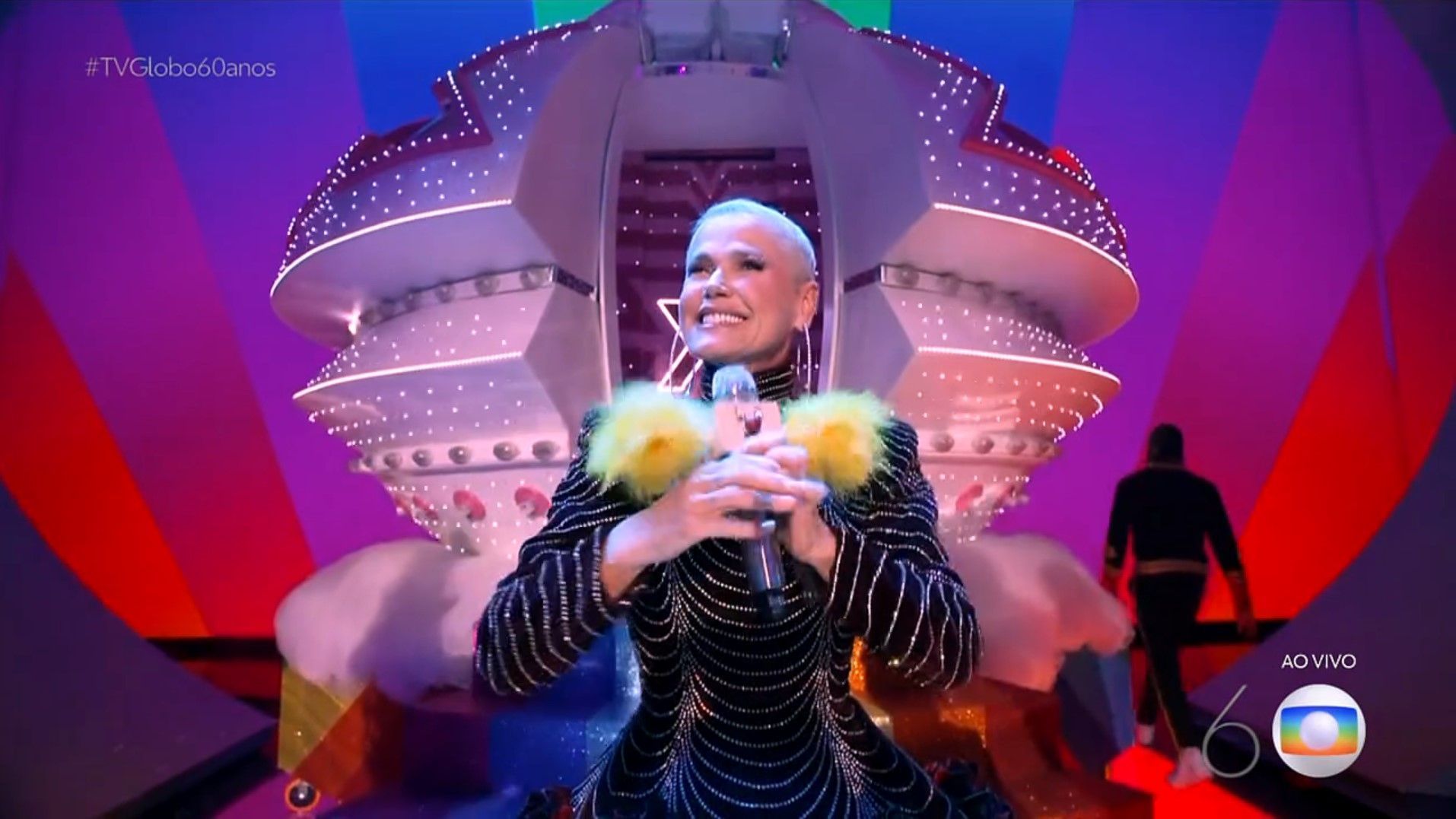 Xuxa desce de nave espacial e canta "Ilariê" em especial da Globo ...