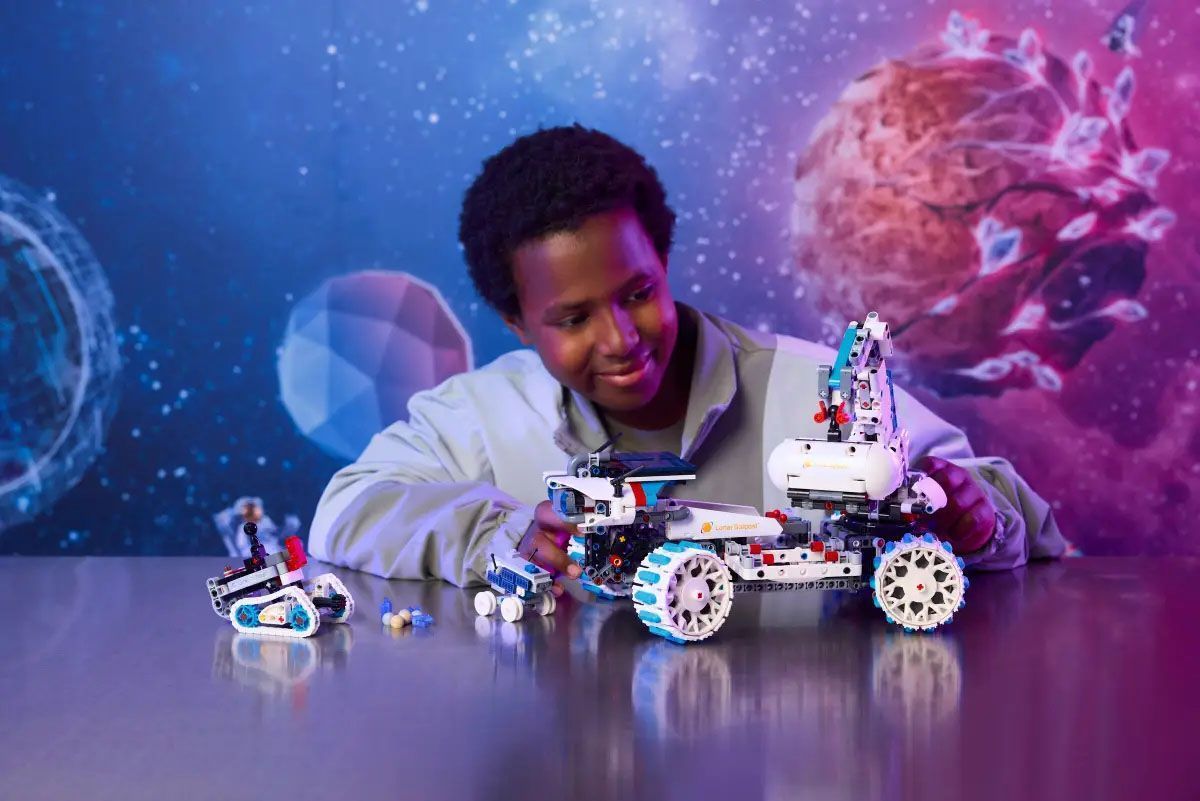 Versão LEGO de rover lunar chega antes da sua estreia real na Lua | CNN ...