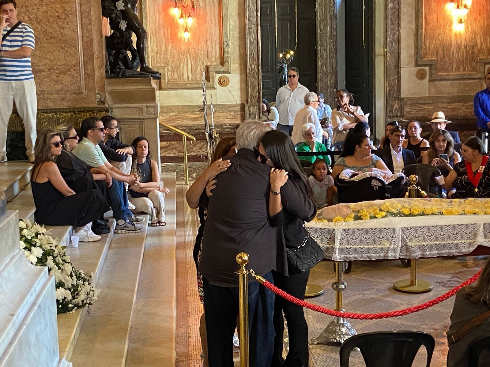 Familiares e famosos vão ao velório de Nana Caymmi | CNN Brasil