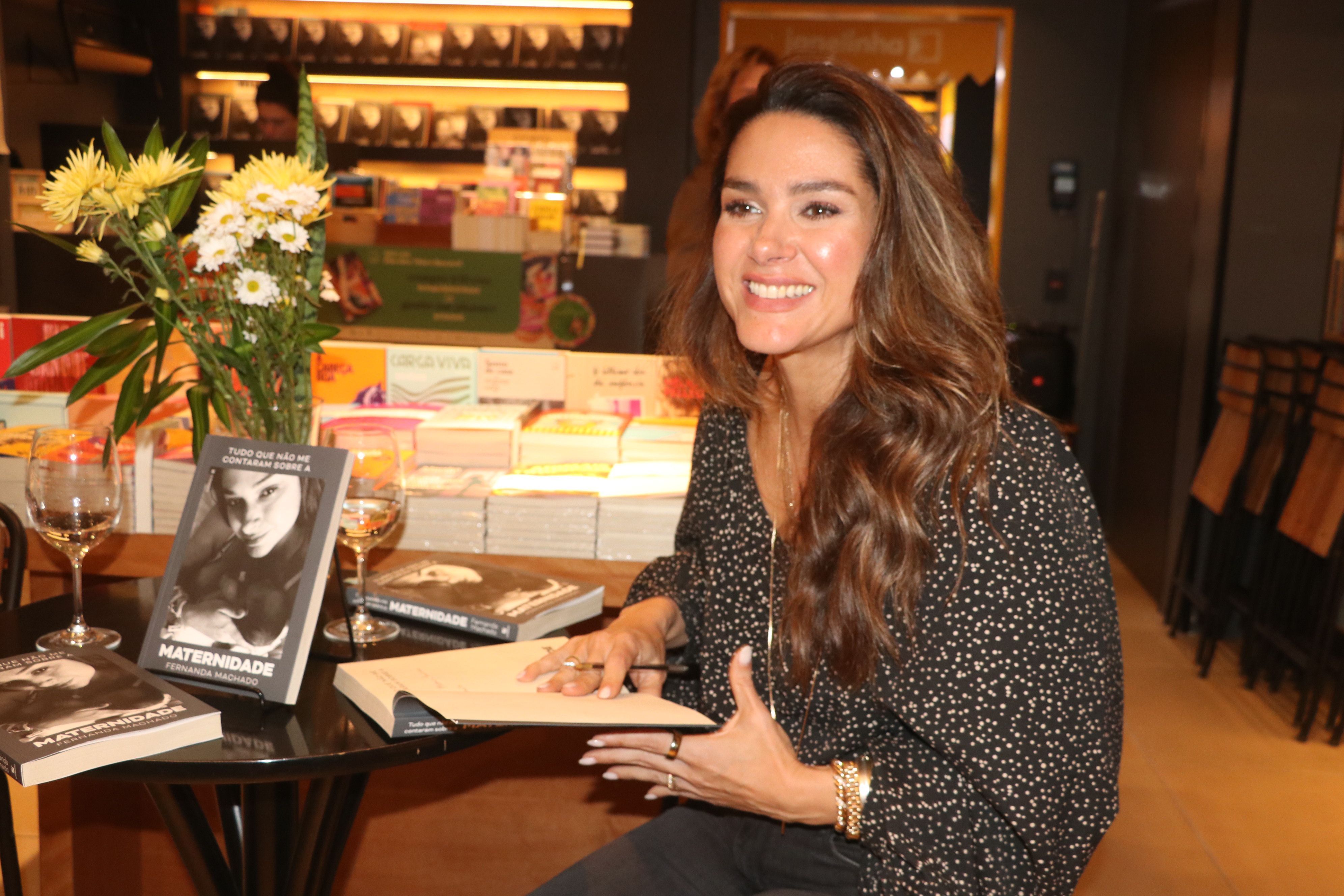 Longe da TV há 12 anos, Fernanda Machado lança livro no Rio | CNN Brasil