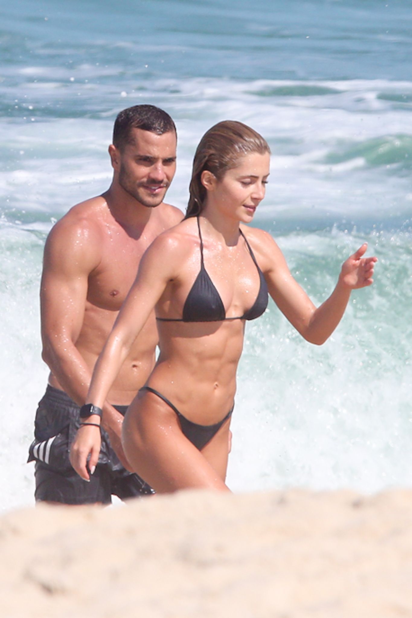 Em meio a boatos de affair, Jade Picon e André Lamoglia curtem banho de mar | CNN Brasil