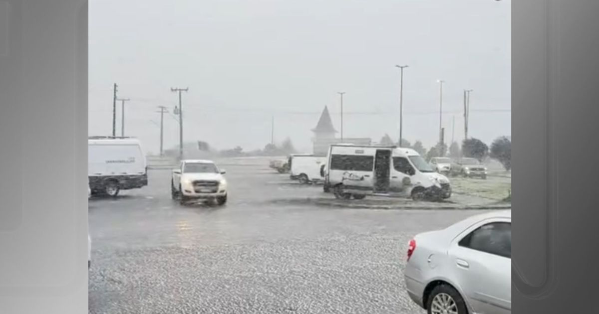 Nevasca no Brasil: Neve cobre carros e fecha Serra do Rio do Rastro em ...