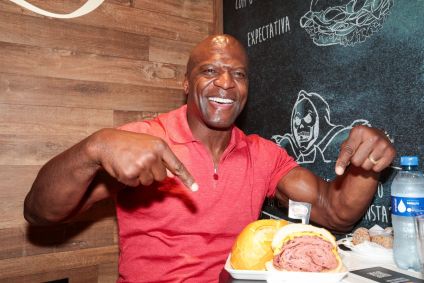 Terry Crews se diverte ao retornar ao Mercadão de SP e provar comidas ...