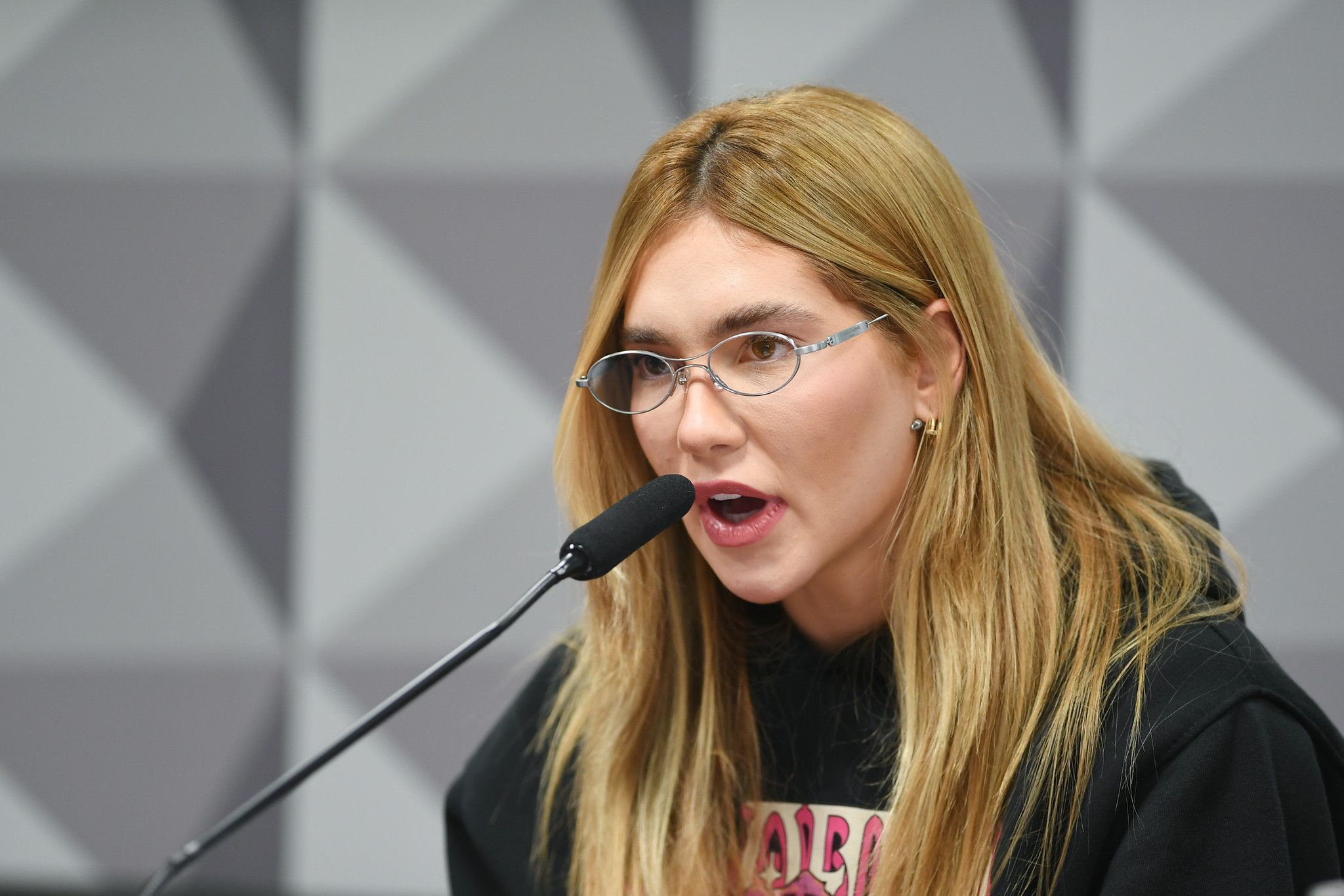 Virginia omite ganhos em contratos, mas nega ter ficado milionária com ...