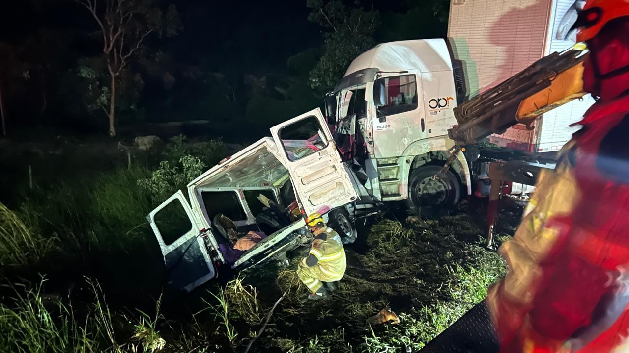O que se sabe sobre acidente entre carreta e van com 9 mortos em MG | CNN Brasil